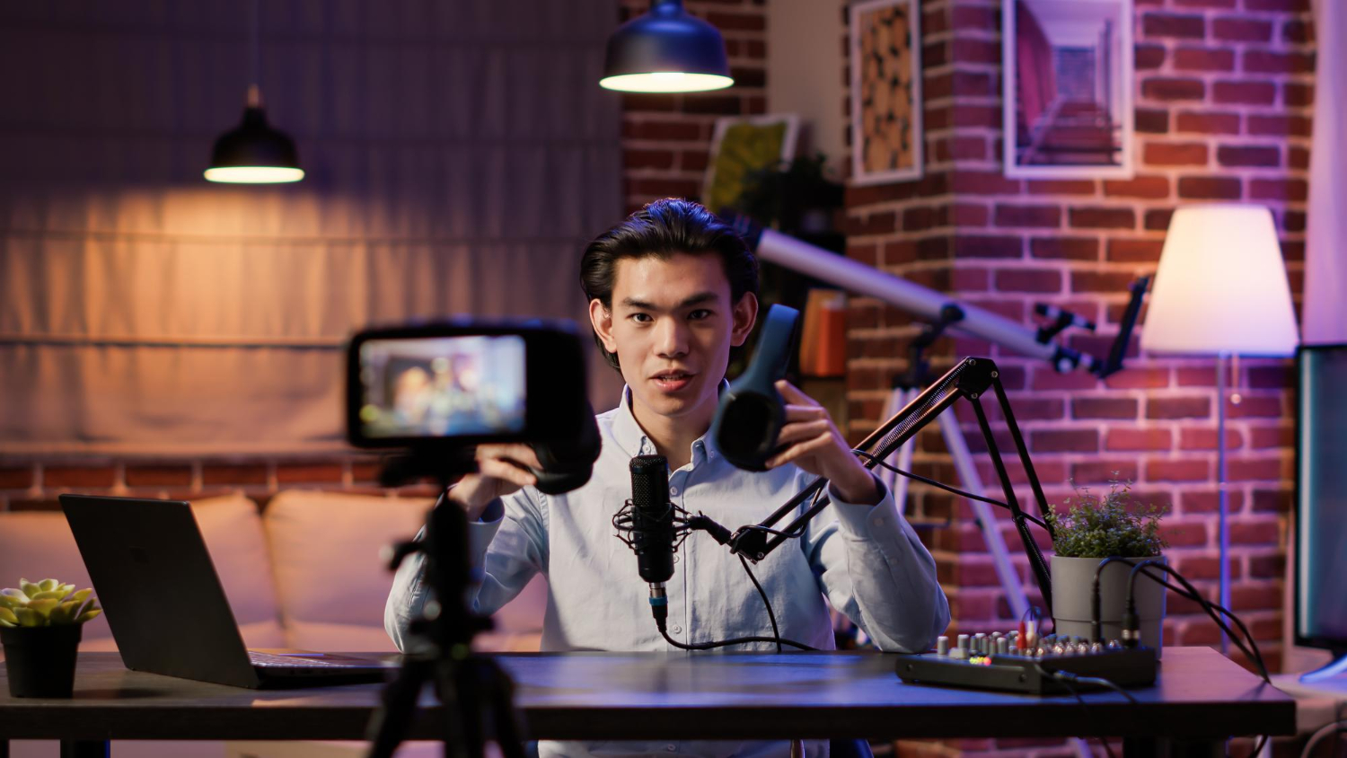 Expert Live Streaming Tips: 8 Ways to Enhance Your Broadcast